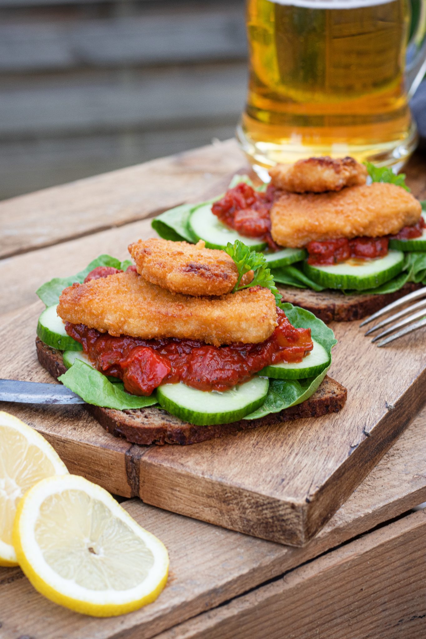 Schnitzelbrot mit Chilisoße auf Mestemacher Eiweißbrot - Mestemacher.de